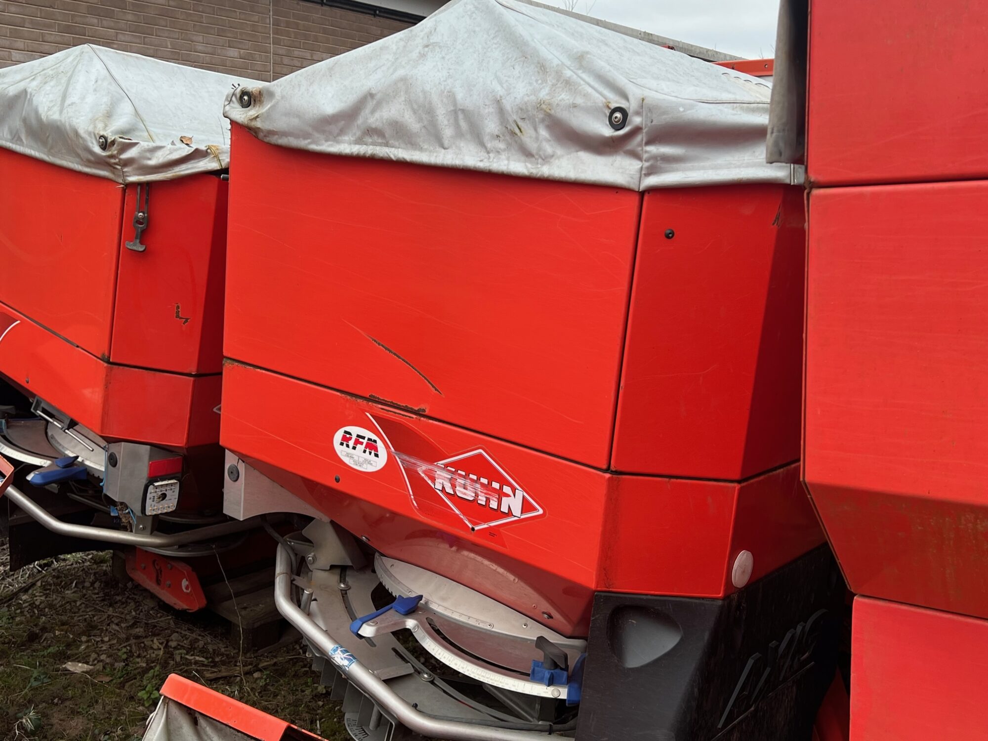 GM035729 Kuhn Axis 30.1D Broadcaster for Sale | FarmAds