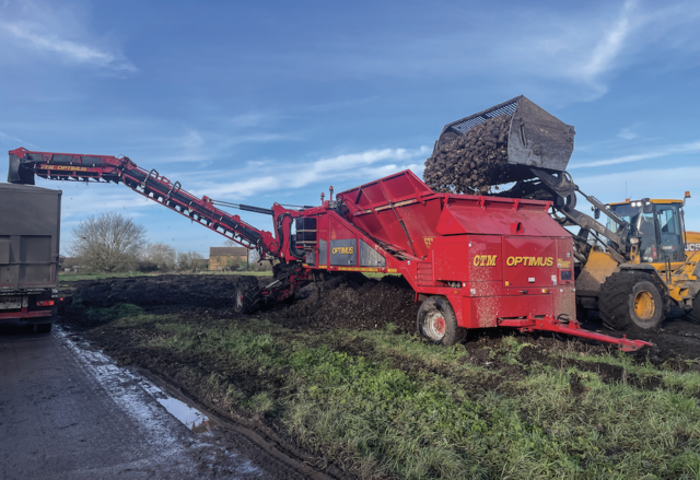Unveiling of "ground-breaking" sugar beet cleaner loader | FarmAds
