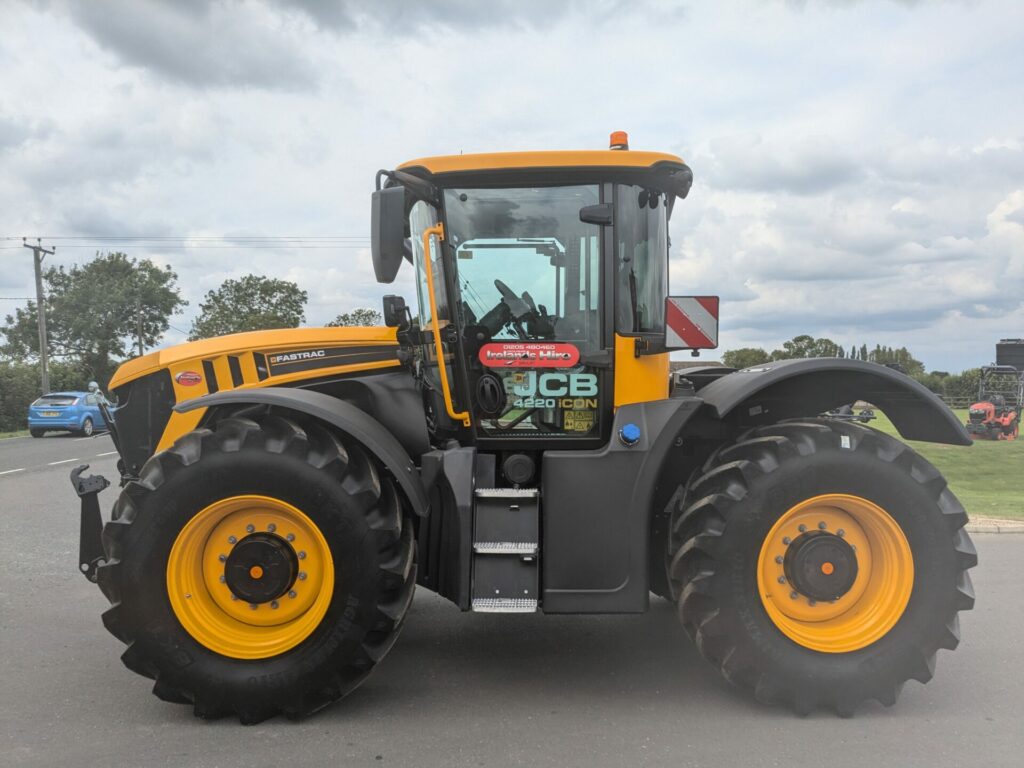 JCB FASTRAC 4220 ICON (2024) for Sale | FarmAds