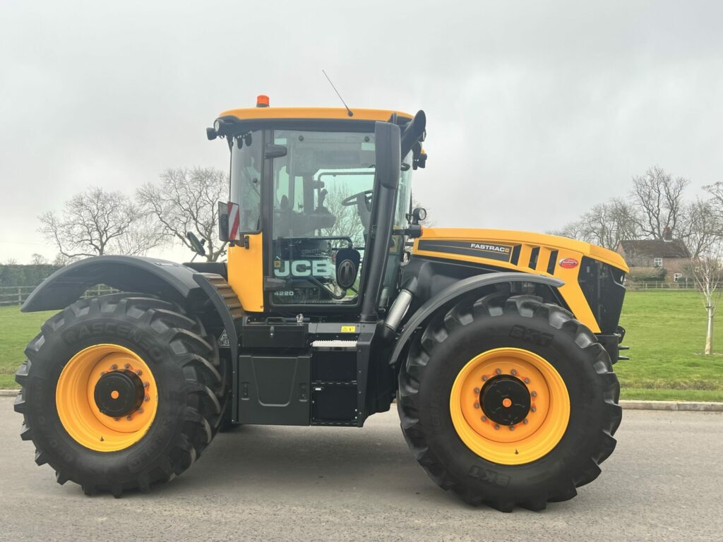 JCB FASTRAC 4220 (2022) for Sale | FarmAds